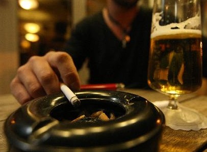 ΓΙΑΤΙ "ΣΗΚΩΝΕΙ" ΤΟ ΠΟΤΟ ΤΣΙΓΑΡΟ ΚΑΙ ΤΟ ΑΝΤΙΣΤΡΟΦΟ - Medical Time